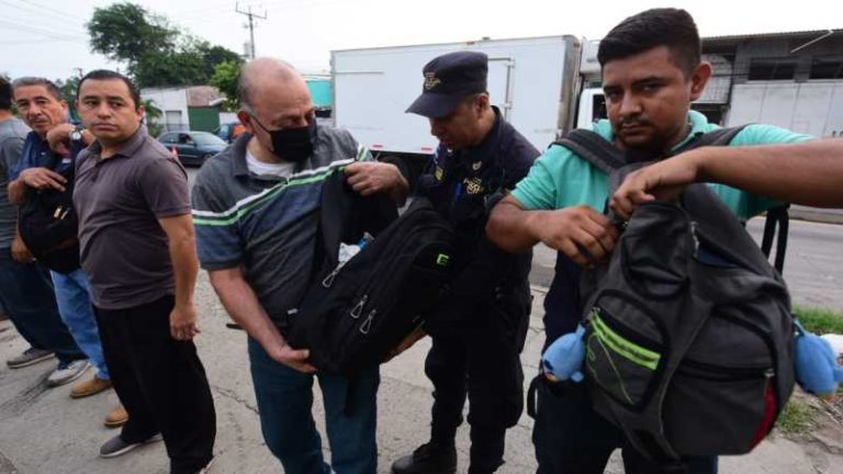 Fotos Buses Fueron Interceptados En Retenes Previo A La Marcha Del 1 De Mayo Noticias De El