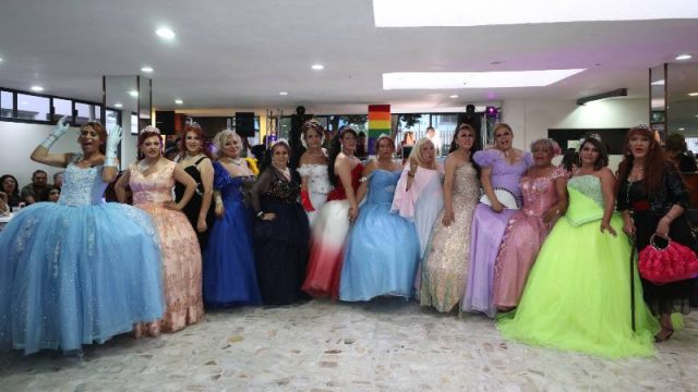 "Abuelas" trans mexicanas celebran fiesta de quince - Noticias de El ...