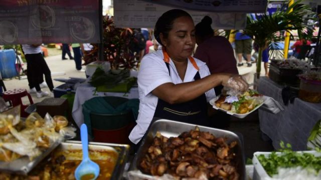 Yuca frita y salcochada con merienda, pepescas o chicharrón, ¡tradición ...