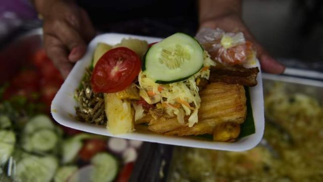 Yuca frita y salcochada con merienda, pepescas o chicharrón, ¡tradición ...