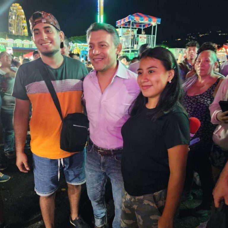 Alex Pineda llega a SivarLand y es acaparado por sus seguidores