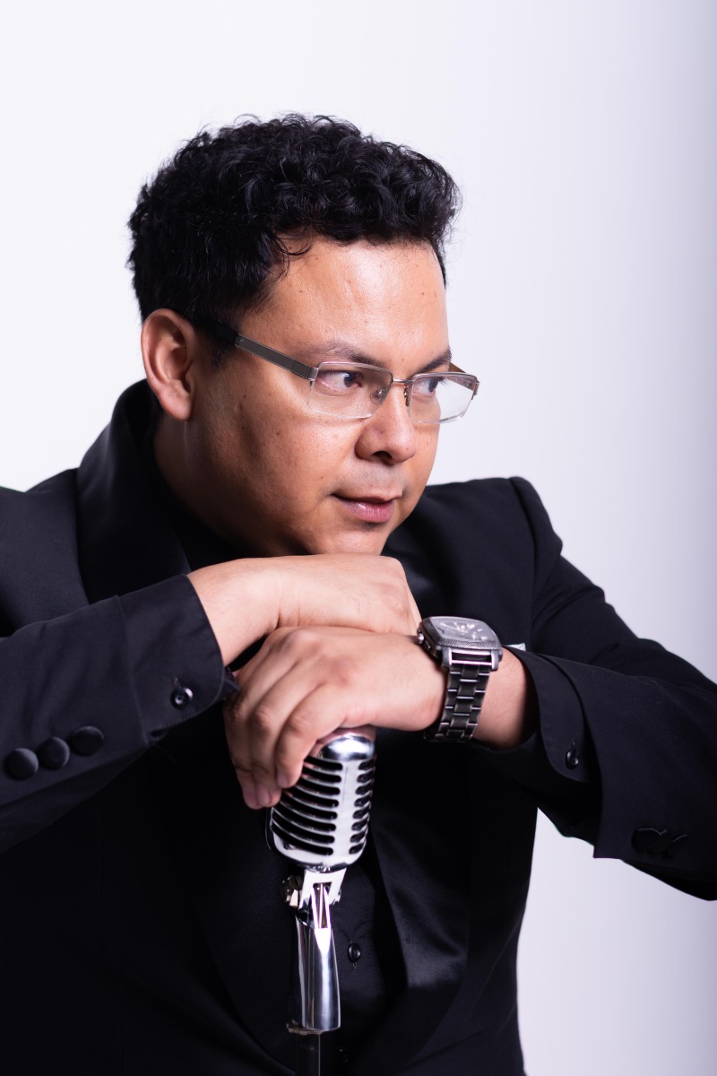 El tenor Reny Renderos se estrena como solista con el tema "Luna de ...