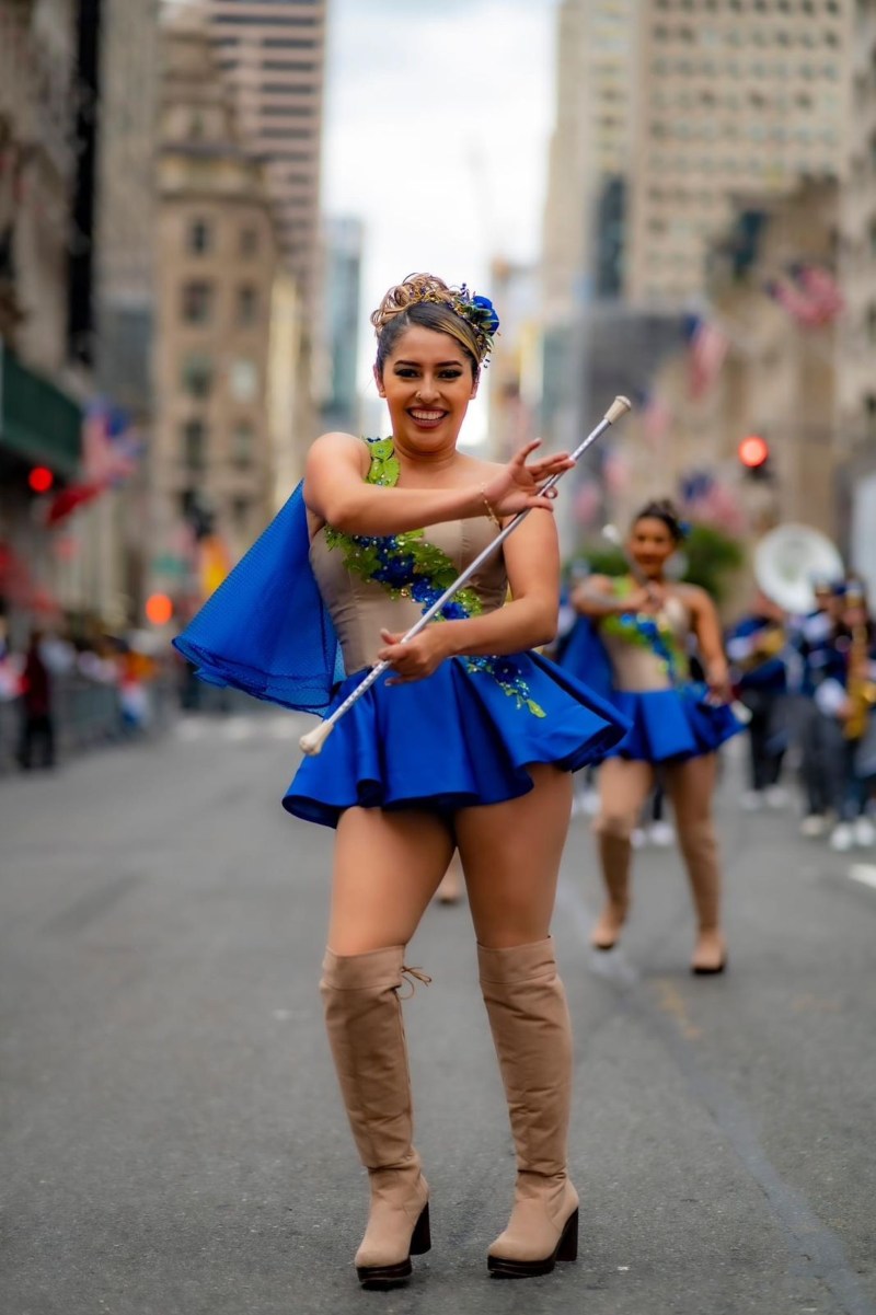 El diseñador salvadoreño Yohalmo Guzmán vistió a cachiporristas en Desfile de la Hispanidad ...