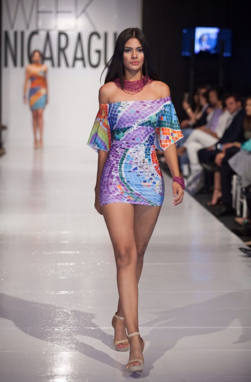 Así lucía Sheynnis Palacios cuando modeló atuendos del diseñador salvadoreño Manuel Hurtado ...