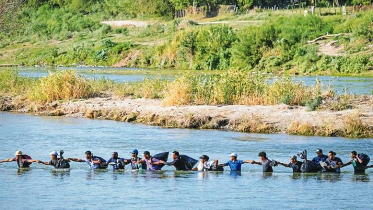 Estados Unidos coloca un “muro flotante” en el río Bravo para frenar la ...