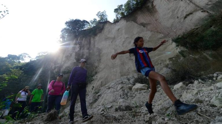 Peña El Caracol y cerro Huehuecho, dos destinos para visitar en San ...