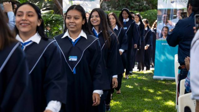 Centro Supérate ADOC graduó a 37 estudiantes - Noticias de El Salvador