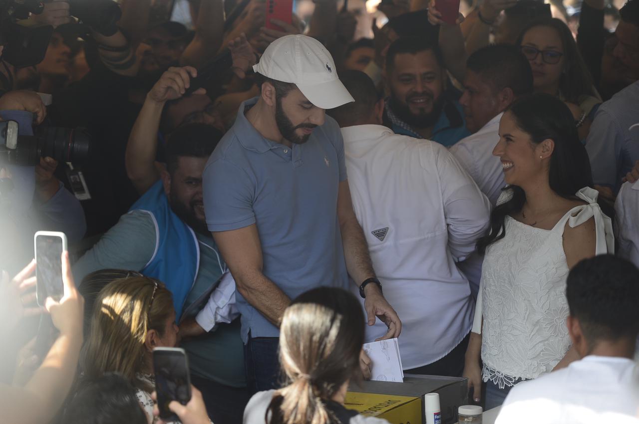 Bukele pide voto para su partido a una hora del cierre de las ...