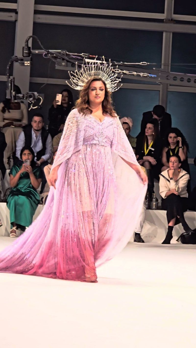 Jane Dipika Garrett, Miss Nepal, triunfa en pasarelas de moda en Dubai