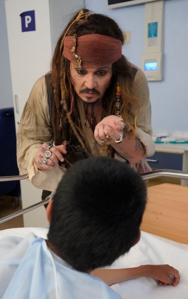 Johnny Depp se viste de Jack Sparrow y visita a niños de hospital