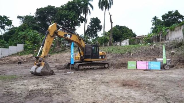 Ministro de Educación solo llegó a poner la primera piedra para el ...