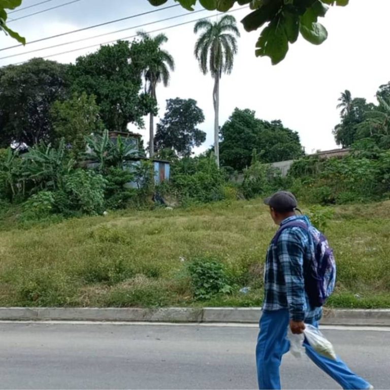 Ministro de Educación solo llegó a poner la primera piedra para el ...