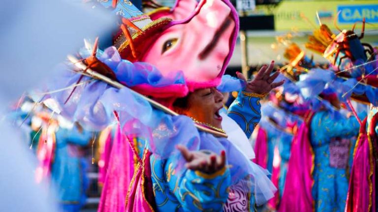 Brillo, color y samba en el primer día de carnaval en Sao Paulo, Brasil