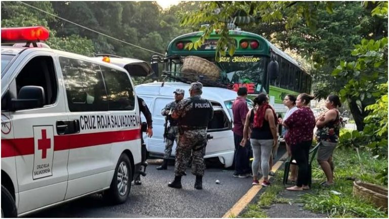 Rescatan a conductor de panelito tras chocar con un bus - Noticias de ...