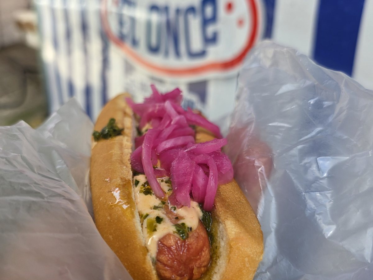 Hot Dog El Once, sabor y toque futbolero en honor al Mágico