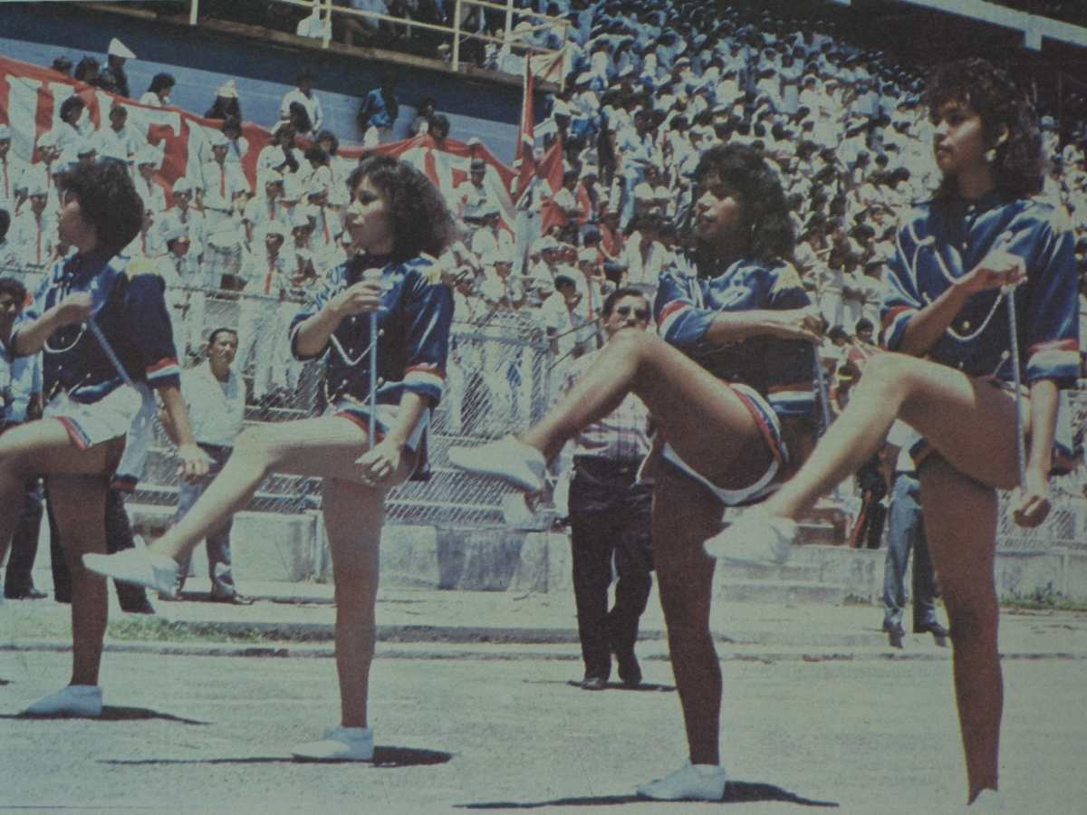 Así lucían las cachiporristas en desfiles de los 80 y 90 - Noticias de El Salvador