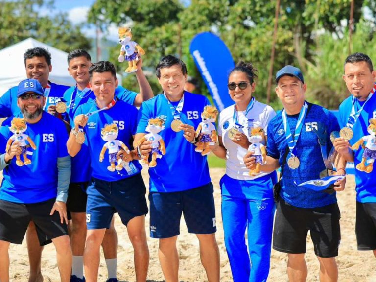 El Salvador gana oro en fútbol playa en Juegos Centroamericanos 2025