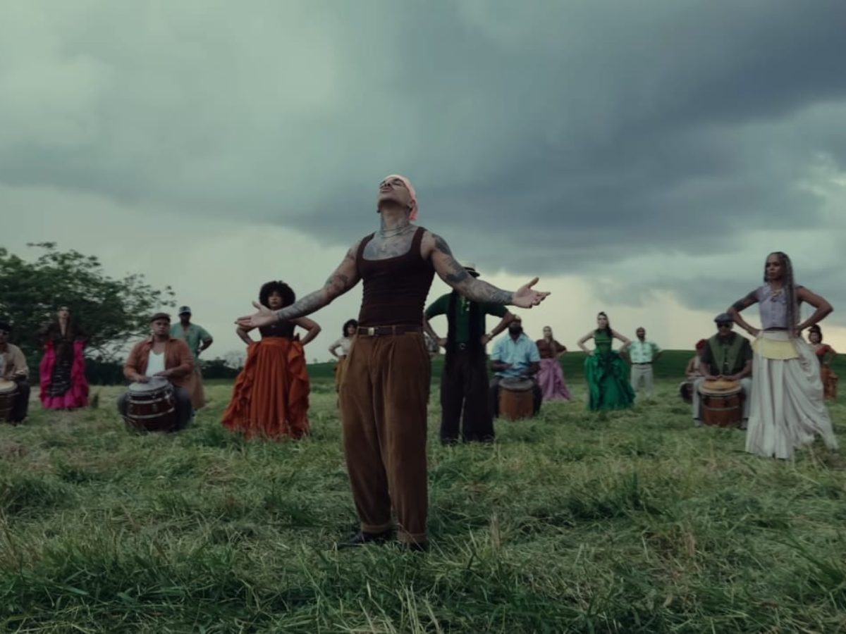 Rauw Alejandro lanza video de "Besito en la Frente" - Noticias de El Salvador