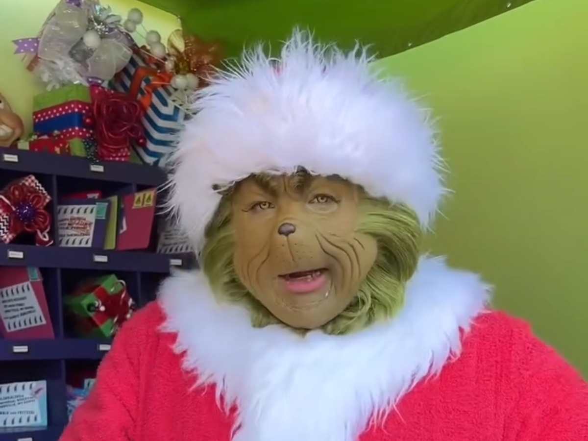 El Grinch que pide pupusas y habla español causa sensación - Noticias ...