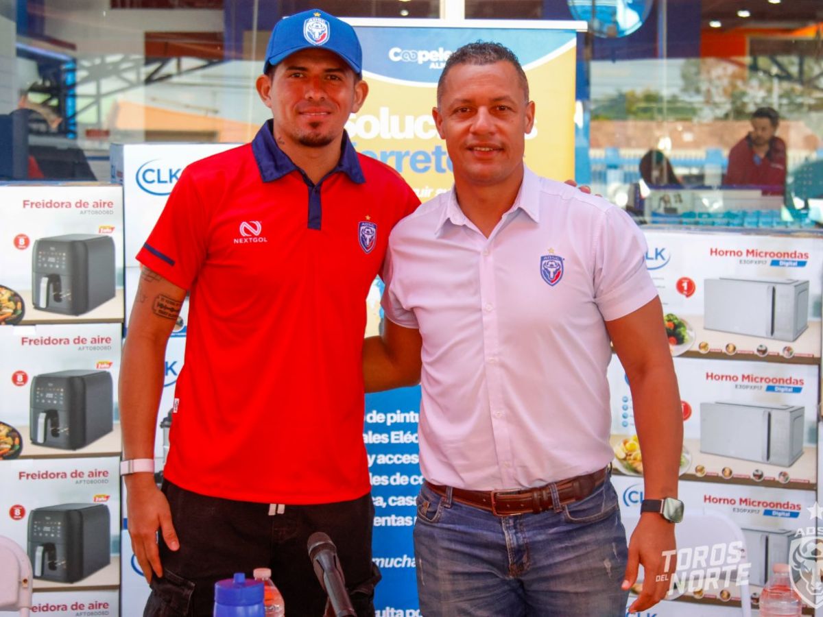 Mario González fue presentado como portero del San Carlos