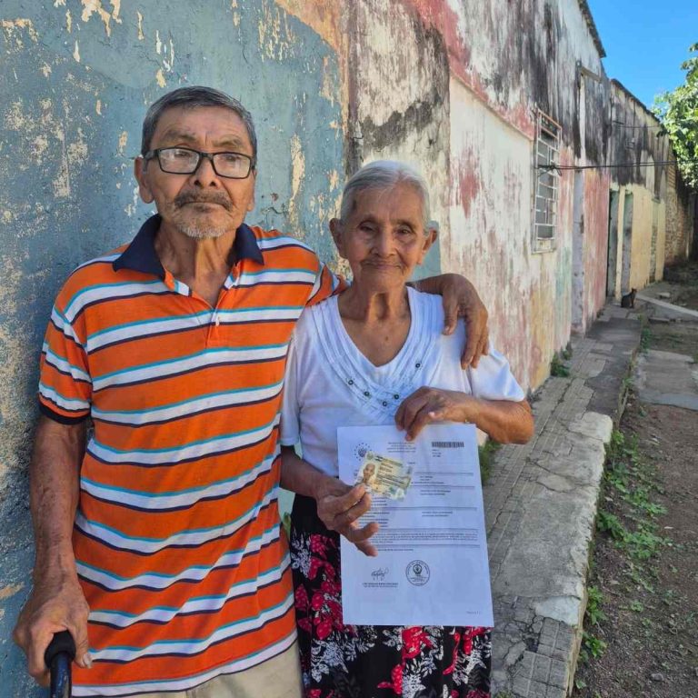 A los 80 años, María del Socorro obtiene su DUI por primera vez