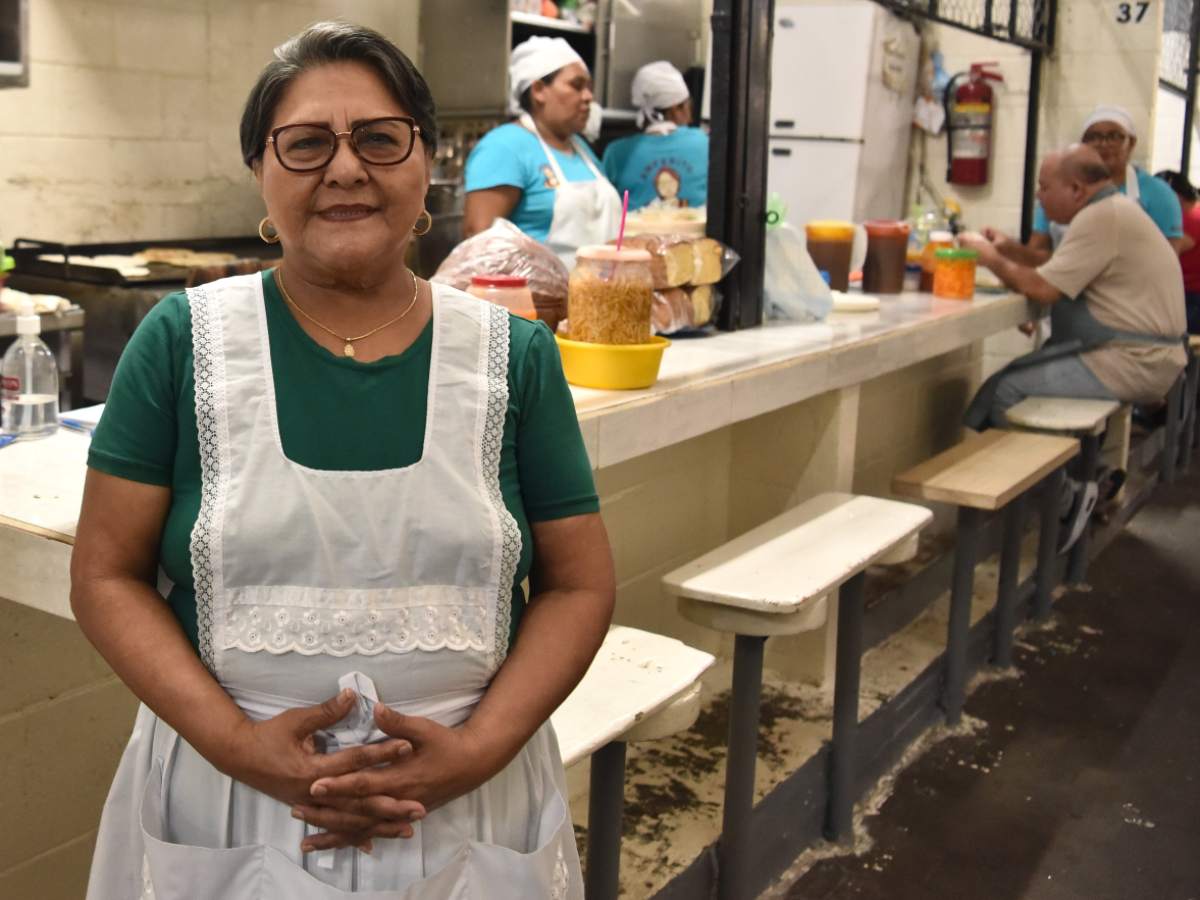 Amparito, 40 años de pupusas en el Mercado Central