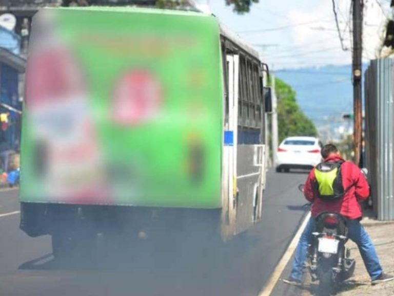 Humo negro en buses y carros, multa y riesgos en la salud